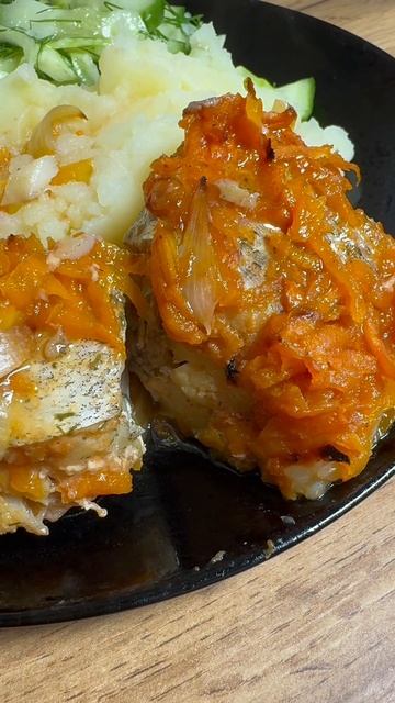 Минтай с морковью и луком в духовке.