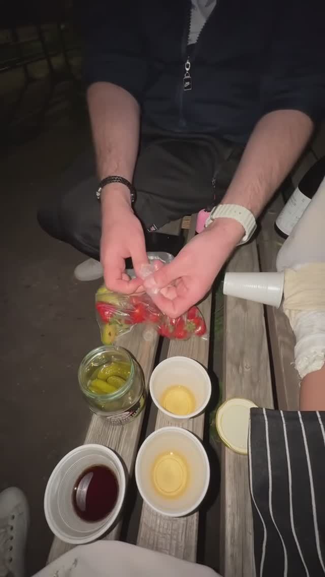 Вечером на лавочке до утра