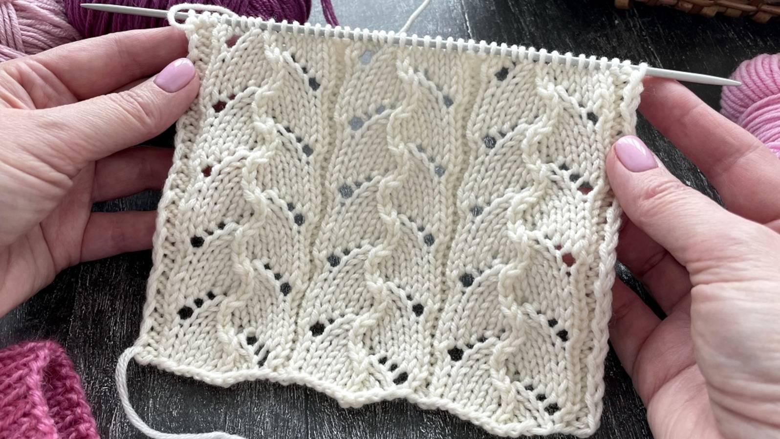 Нежный ажурный узор спицами