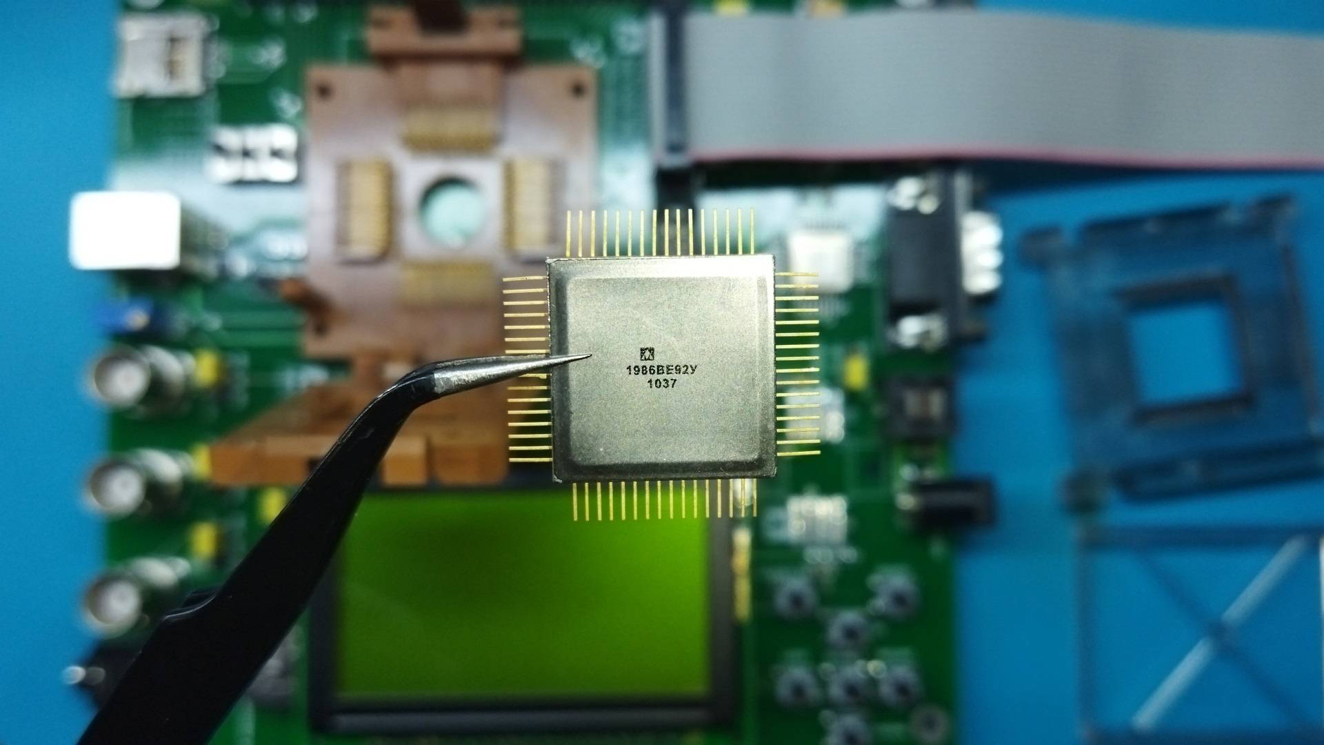 МК от Миландр 1986ВЕ92У в металлическом корпусе на плате | краткий обзор