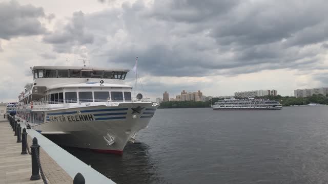 т/х МИХАИЛ ТАНИЧ прибывает на Северный Речной Вокзал