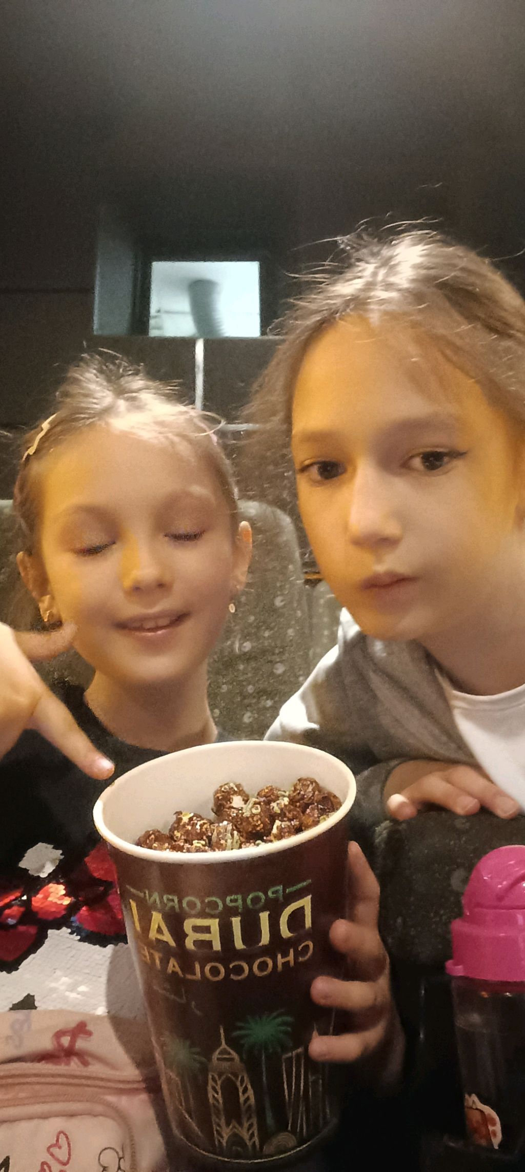Я с Варей в кинотеатре и мы пробуем  попкорн со вкусом дубайского шоколада #Топыкатегорий
