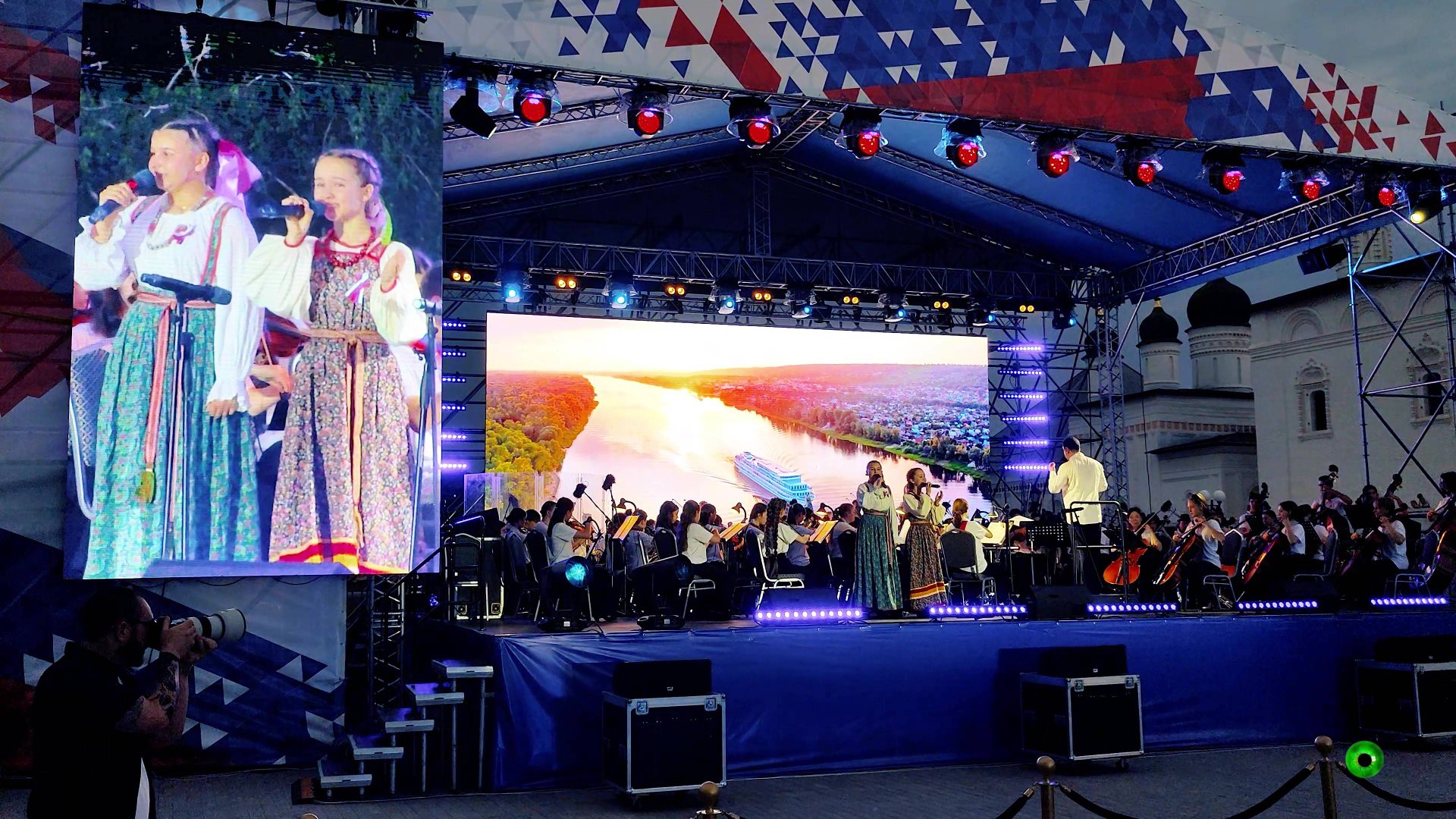 Течёт река Волга.Концерт на день России в Астраханском кремле