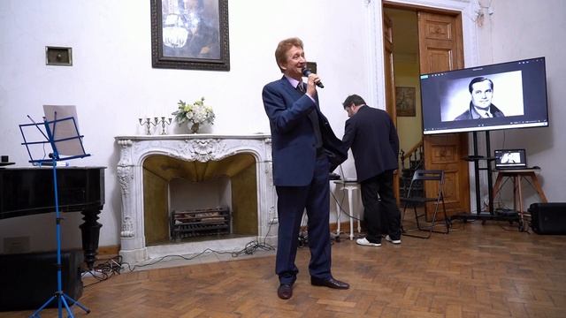 Андрей Ломакин исполняет "Я спешу, извините меня"