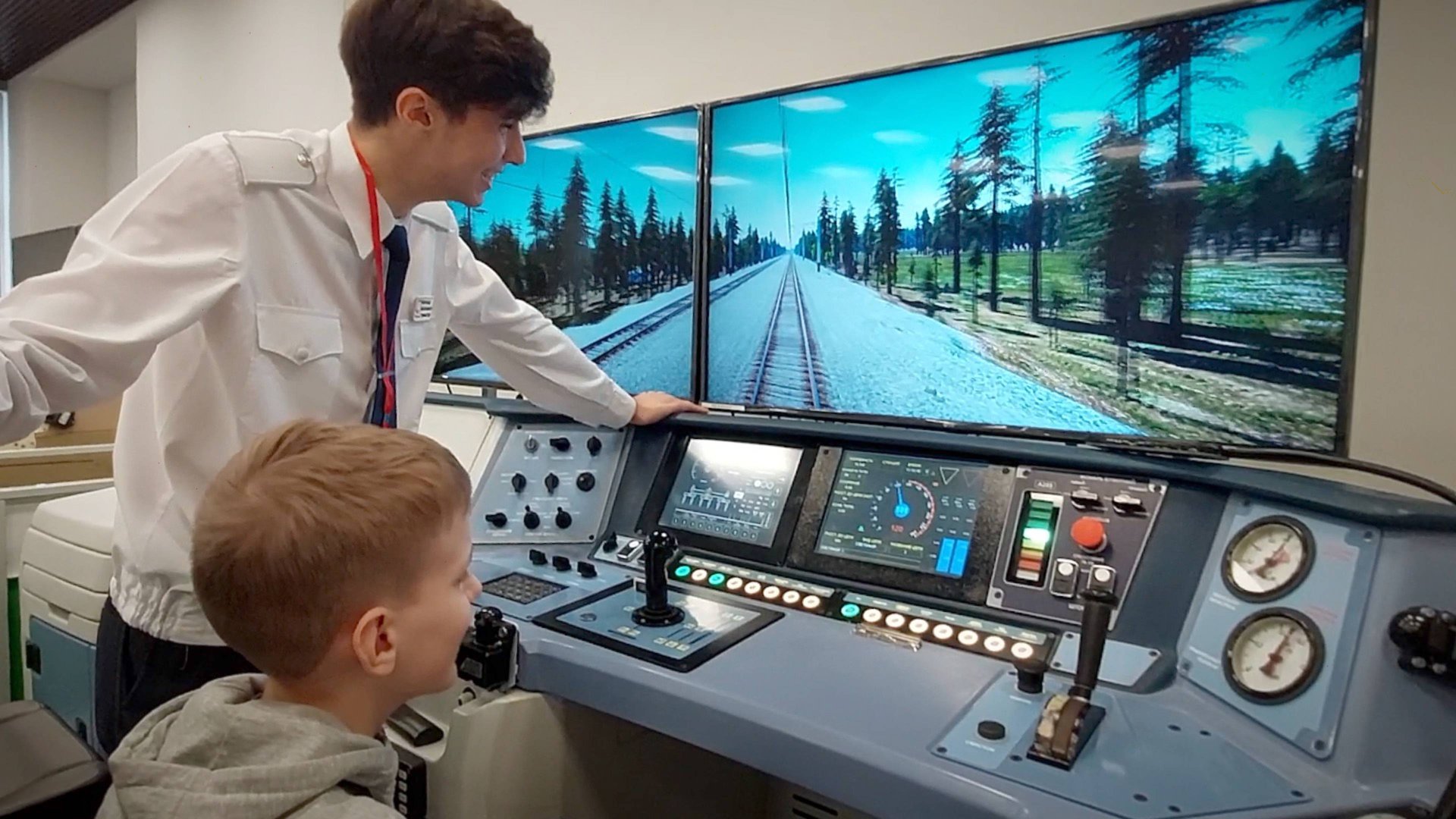 Где учат на помощника машиниста поезда / Тренажер-симулятор кабины машиниста электровоза ЭП20