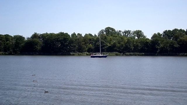 ЯХТА В ЗАЛИВЕ