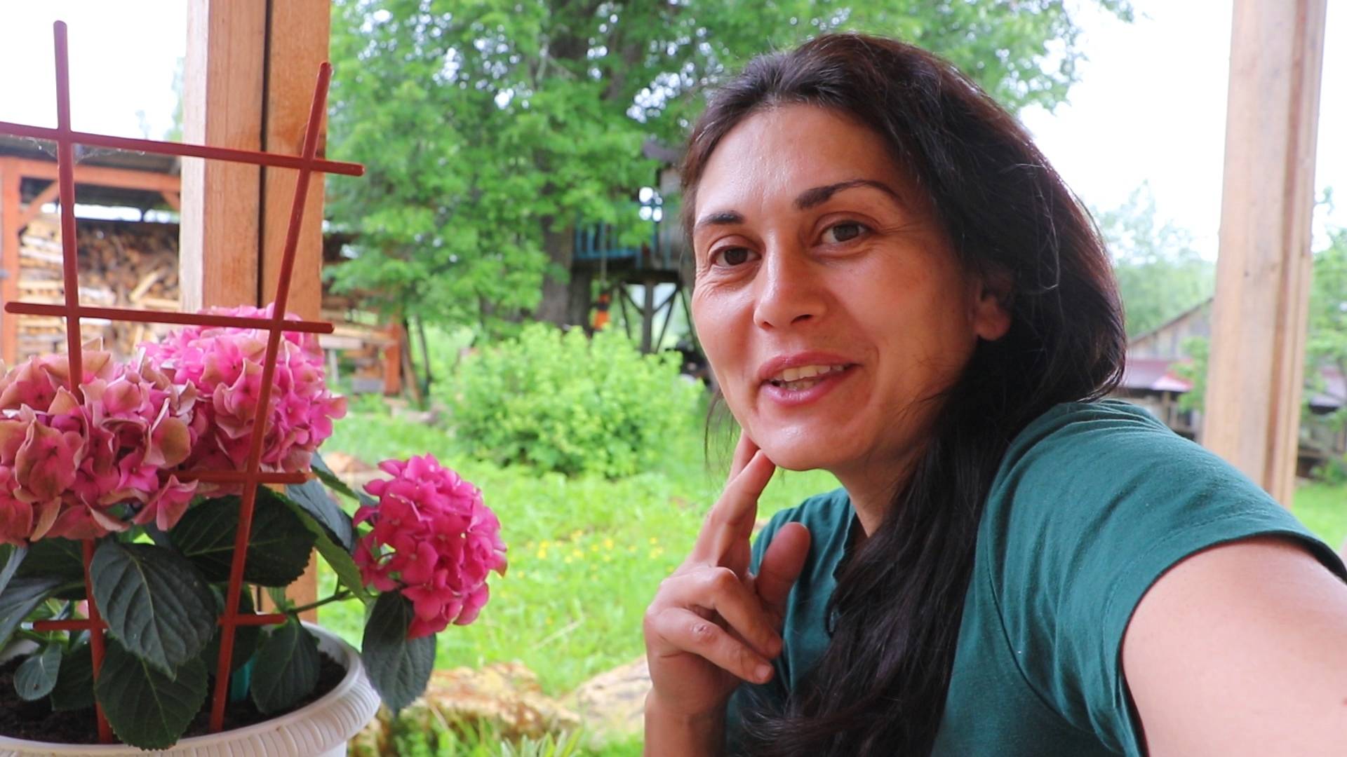 В новом доме залили все полы и поработали на старом участке. Жизнь в деревне