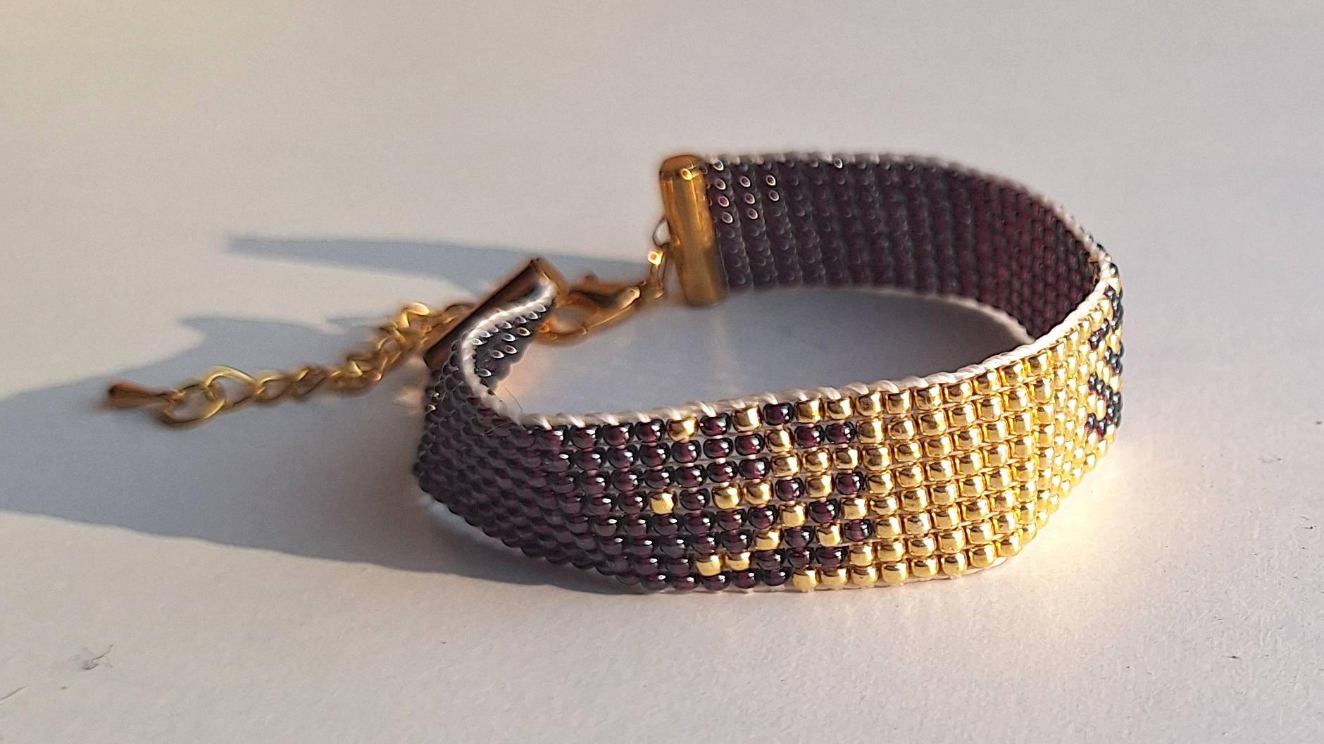 Сиренево - золотой браслет из бисера