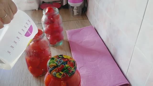 Простейший способ маринования томатов.