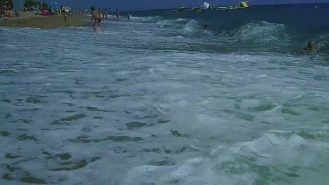 Волны в Пинеда де Мар, Испания.