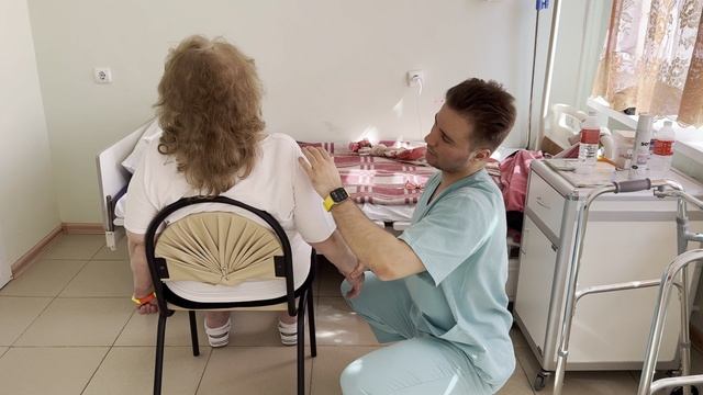 Лечебная гимнастика: отведение руки за спину