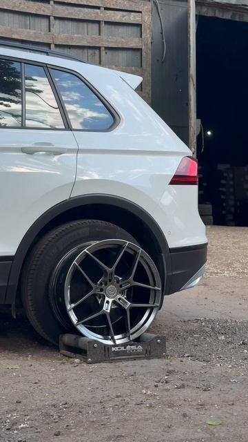 Volkswagen Tiguan на примерке дисков в 19-ом диаметре