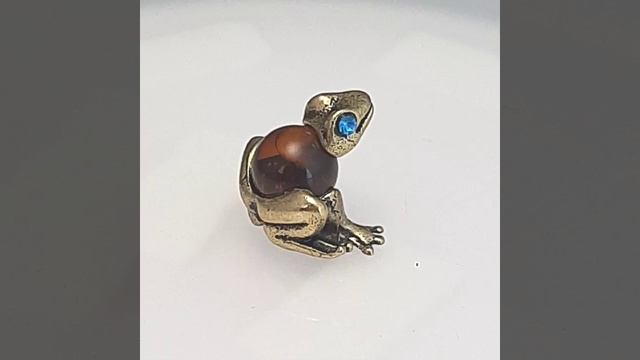 Фигурка с янтарем Лягушка синеглазка