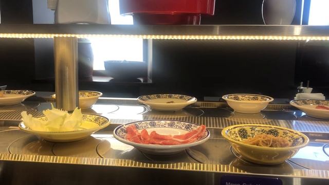 Великолепный выбор блюд на эскалаторе в ресторане Пан-Азия в Уфе