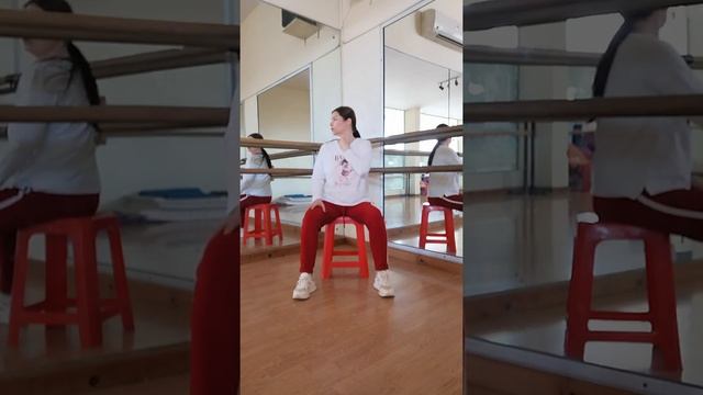 Офис йога. Короткая разминка на стуле для шеи