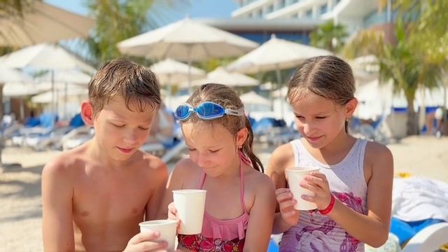 Веселые песенки с Family Fox. Придумываем развлечение на пляже. Смешиваем напитки, что получилось?