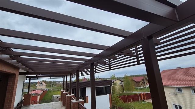 Навес с прозрачной кровлей на втором этаже