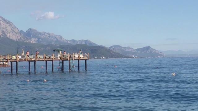 Самолет садится на воду в Кемере.