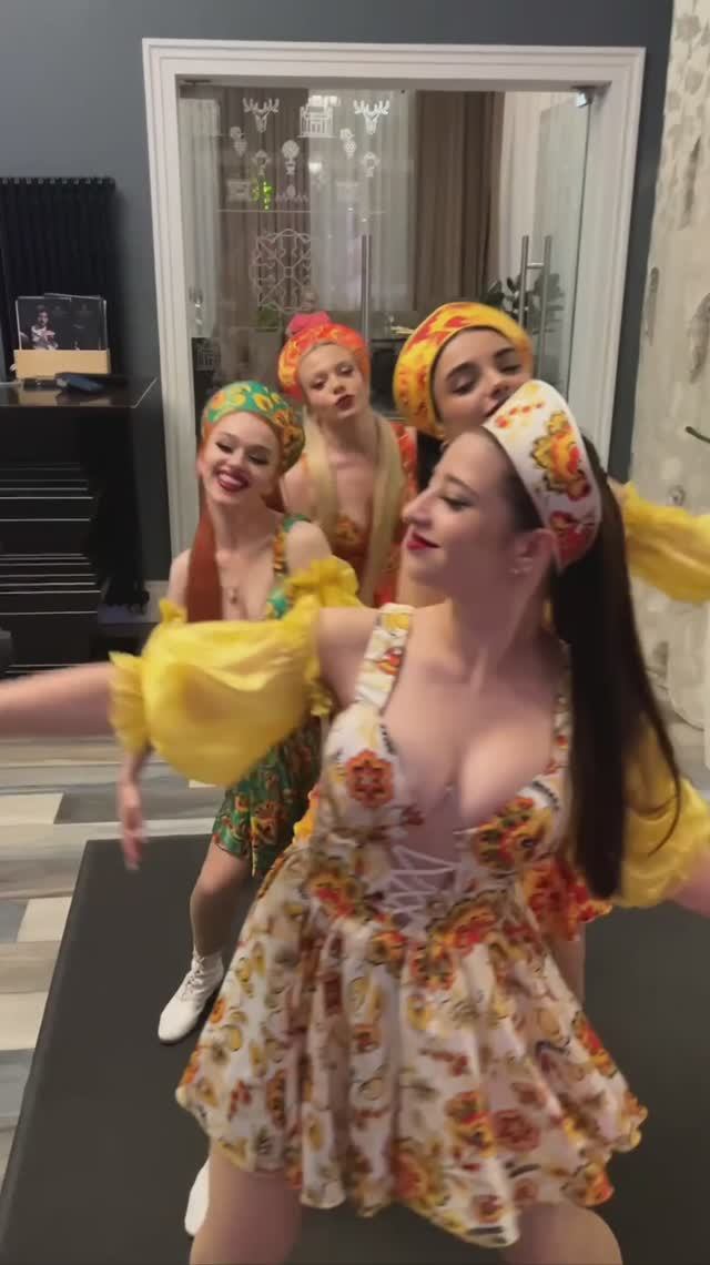 Перед выходом под гармошку!