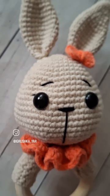 Погремушка в коралловом цвете