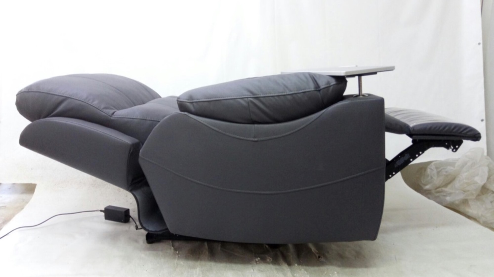 Кресло реклайнер для педикюра Милан в экокоже Cordova Grafit со столиками для маникюра