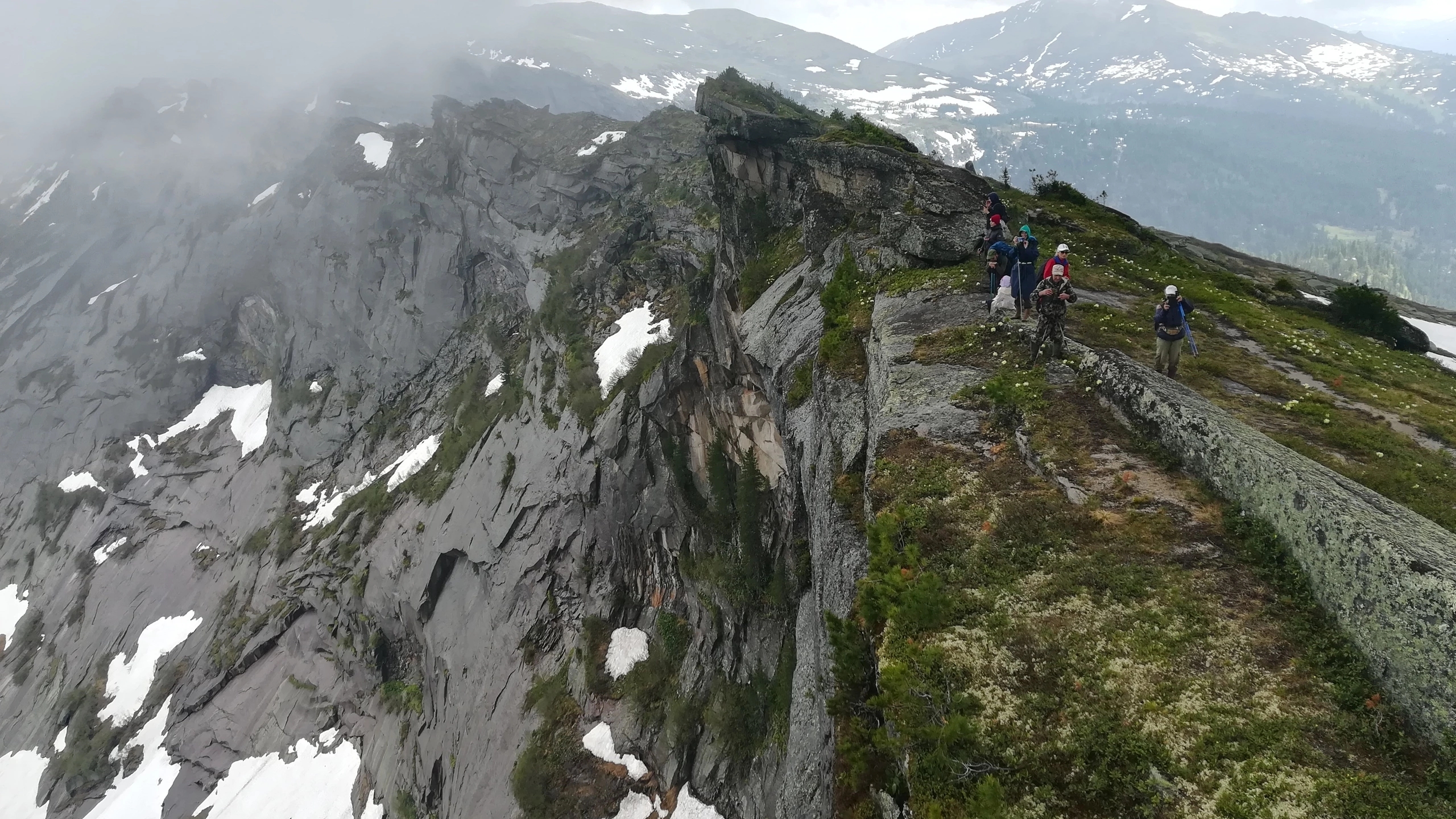 Влечёт нас горная гряда!