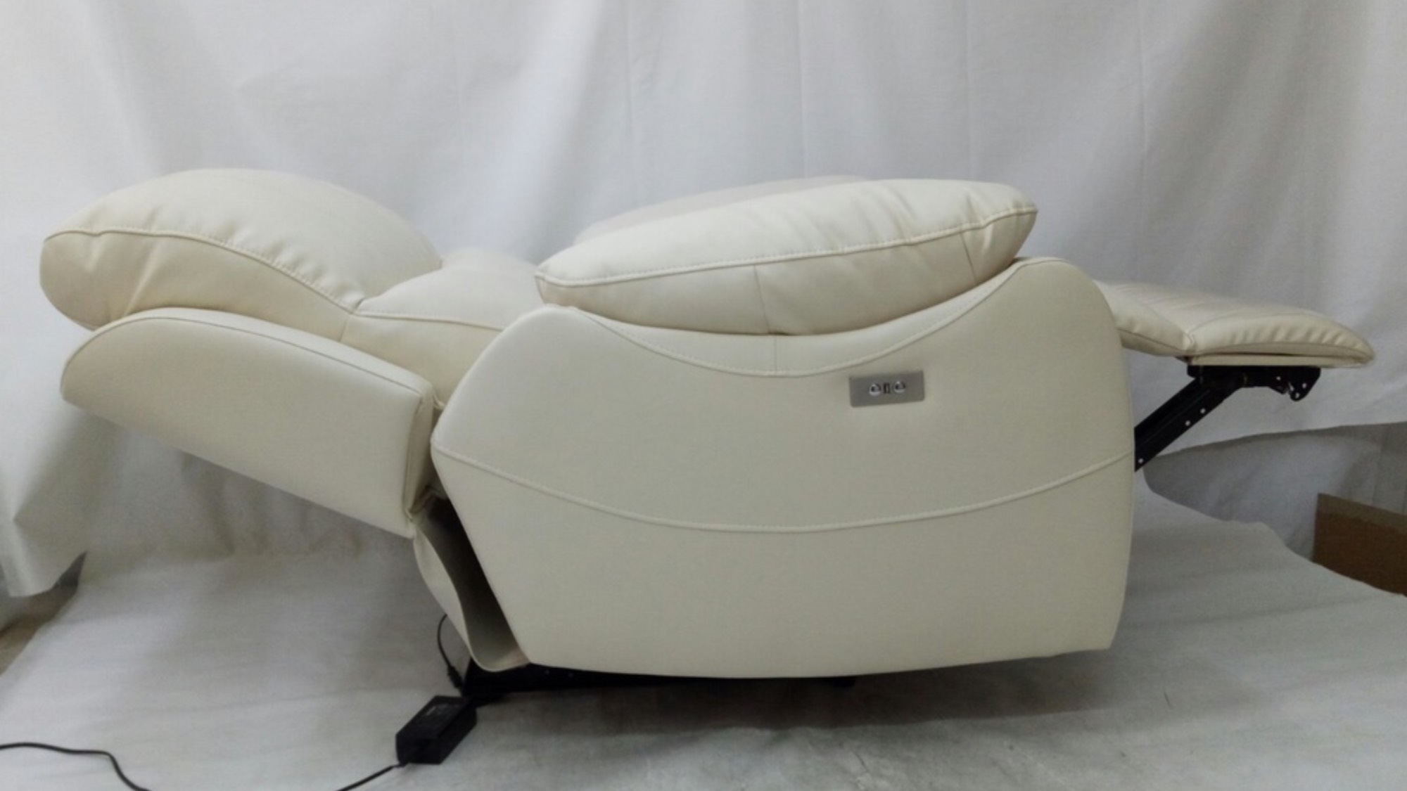 Педикюрный бьюти-реклайнер для наращивания ресниц в антивандальной экокоже Cordova Marfil