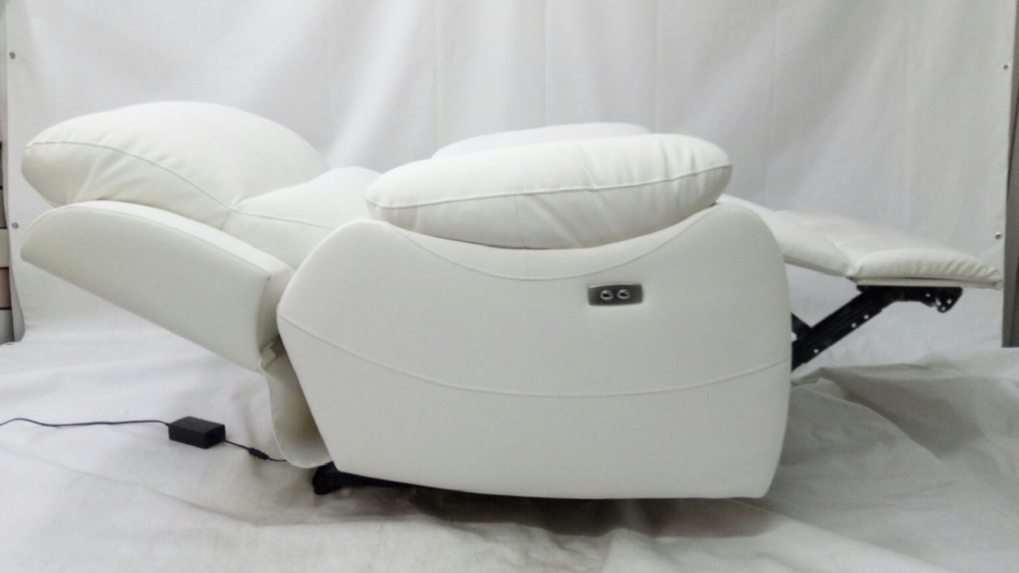 Бьюти-реклайнер для педикюра и услуг в 4-6 рук в антивандальной экокоже Softar 14