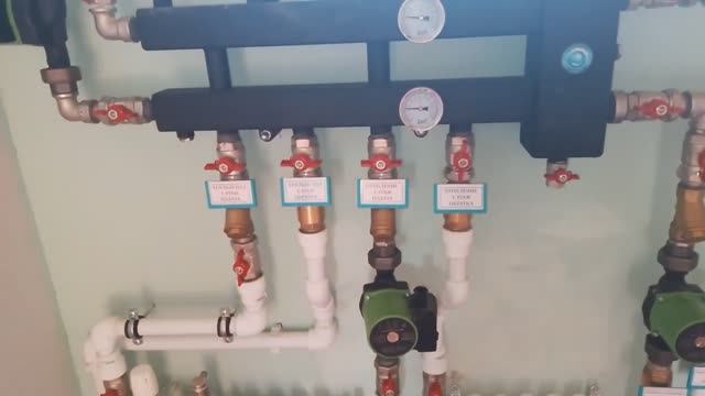 Комбинированная система отопления от газового котла и от камина с водяным контуром.