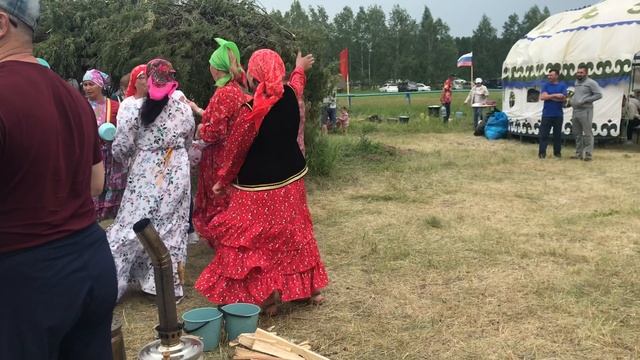 Башкирские женщины весело играют на сабантуе в Давлекановском районе Республики Башкортостан