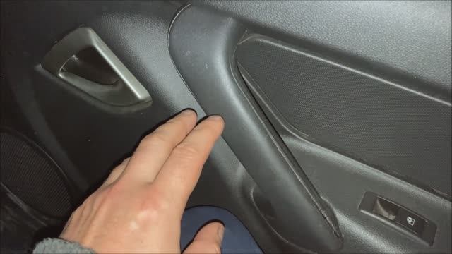 разболталась  ручка двери автомобиля! как исправить! подробный процесс!