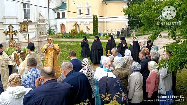 Крёстный ход на праздник Всех Святых в Свято-Благовещенском Киржачском монастыре.