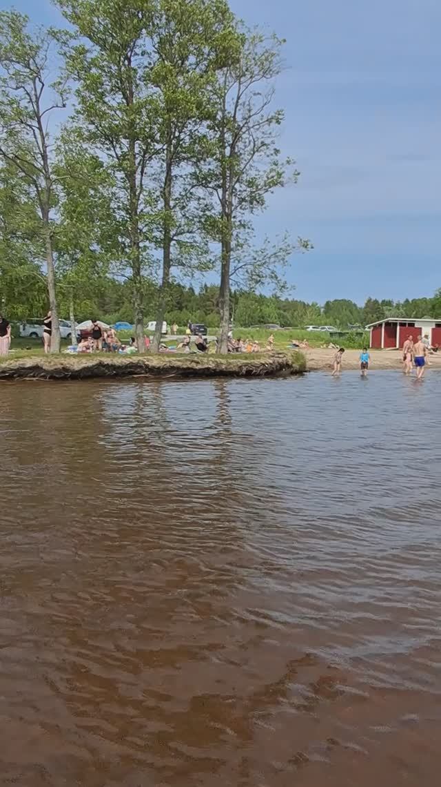 Жаркий день в Швеции, 28 градусов в воздухе. 21 в воде