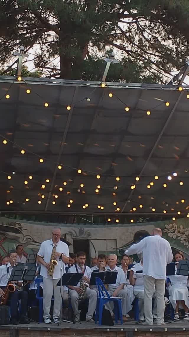 Попурри на мелодии из к/ф "Бриллиантовая рука" (отрывок): духовой оркестр г. Анапы (12.06.2025)