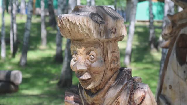 То ли люди, то ли куклы.