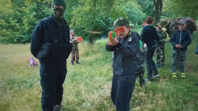Испытываем NERF в боевых условиях:
День рождения в "военном лагере"