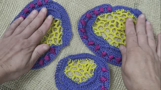 Украшаем скрамбл ягодками фриформ крючком