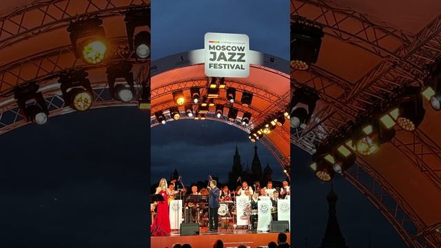 🎷 Джаз под дождём в Парке Зарядье.