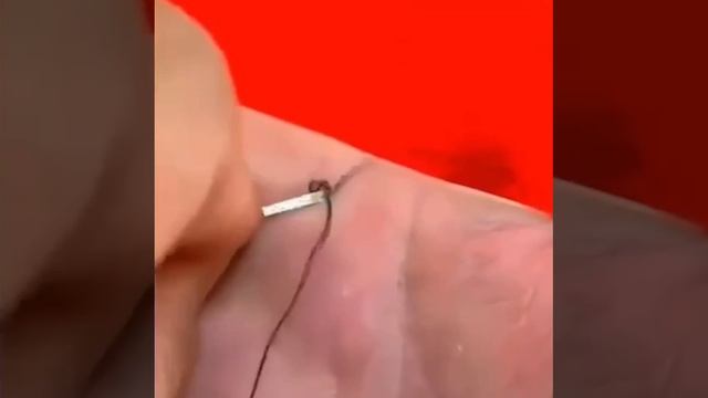 Способ вдевания нити в иголку с использованием трения 🪡🪡🪡