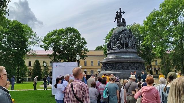 Богослужение у памятника Тысячелетию России в Новгородском кремле