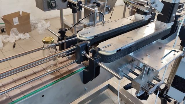 Наклеивание этикетки c куар кодом на тару 3  - EtiKon.ru