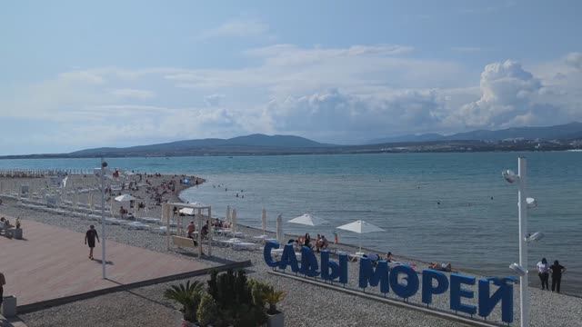 Геленджик 15 июня 2025 г. Идём по улице Красногвардейская на пляж Сады морей.mp4