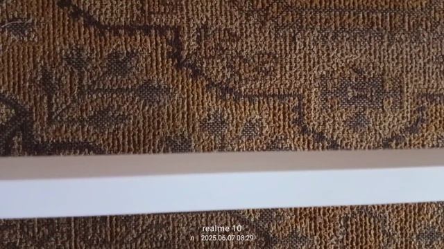 Детали сборной конструкции кабеля- канала ПВХ после разборки  панель для  электропроводки и крышка.