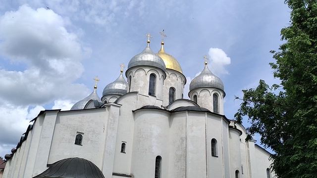 Колокольный звон колоколов звонницы Новгородского кремля