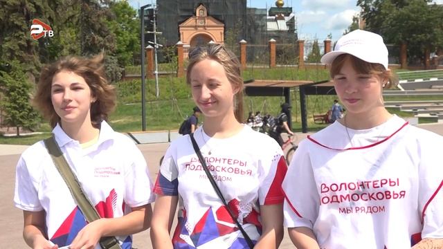 В честь Дня России волонтеры раздавали ленточки