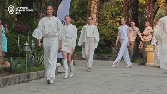 Мода - сохранять природу: показ дизайнерской одежды в парке Дендрарий