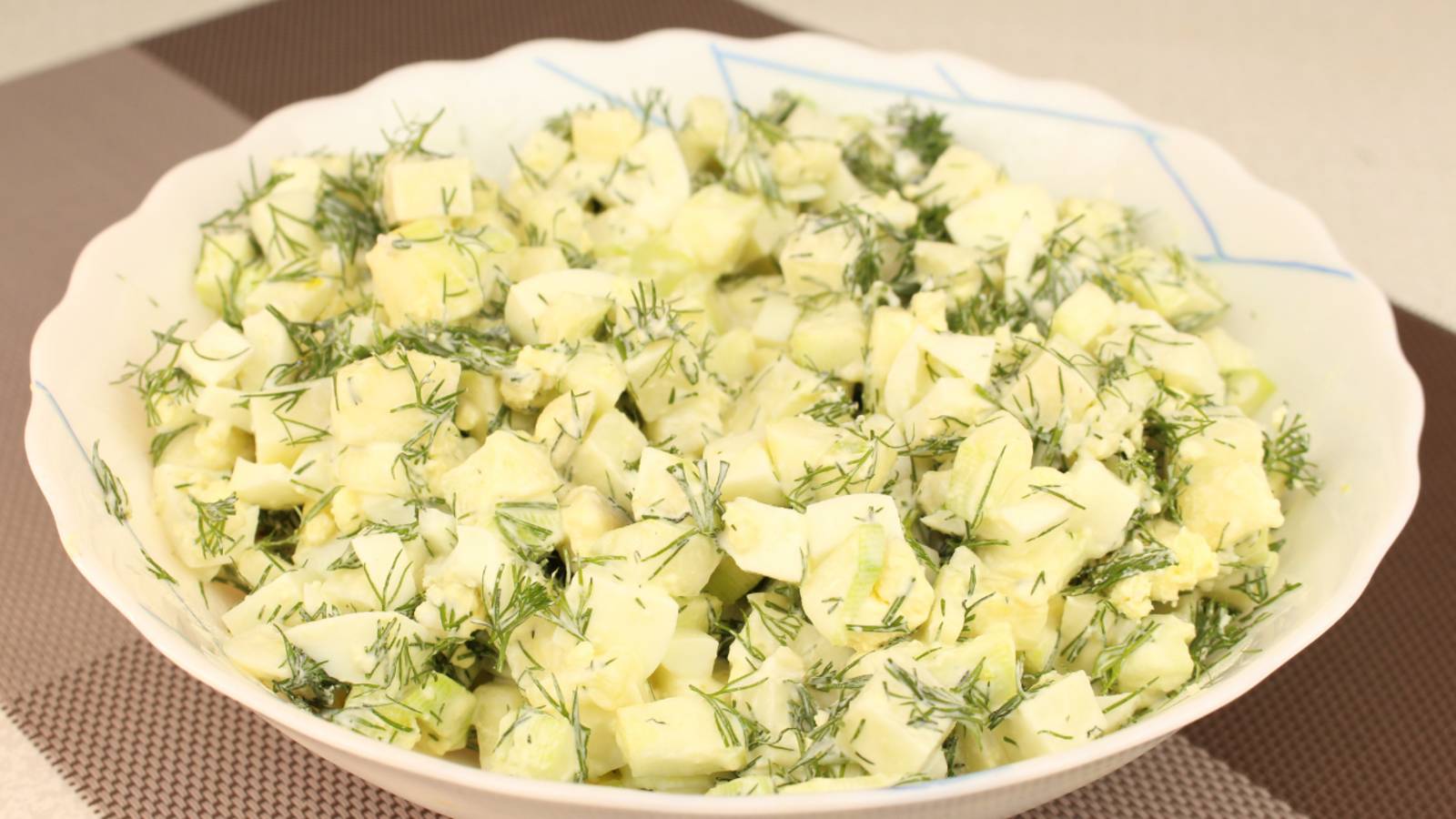 Салат из молодого кабачка. Салат, который меня поразил. Летний салат с кабачком, яйцом и сыром.