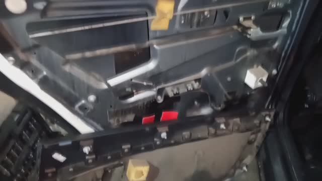 Как снять обшивку задней двери на автомобиле Lada Priora 2012г