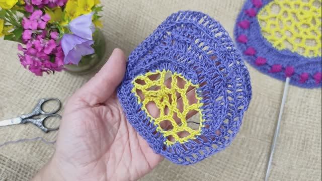 Обвязываем сетку рельефными столбиками Создаём скрамбл фриформ крючком