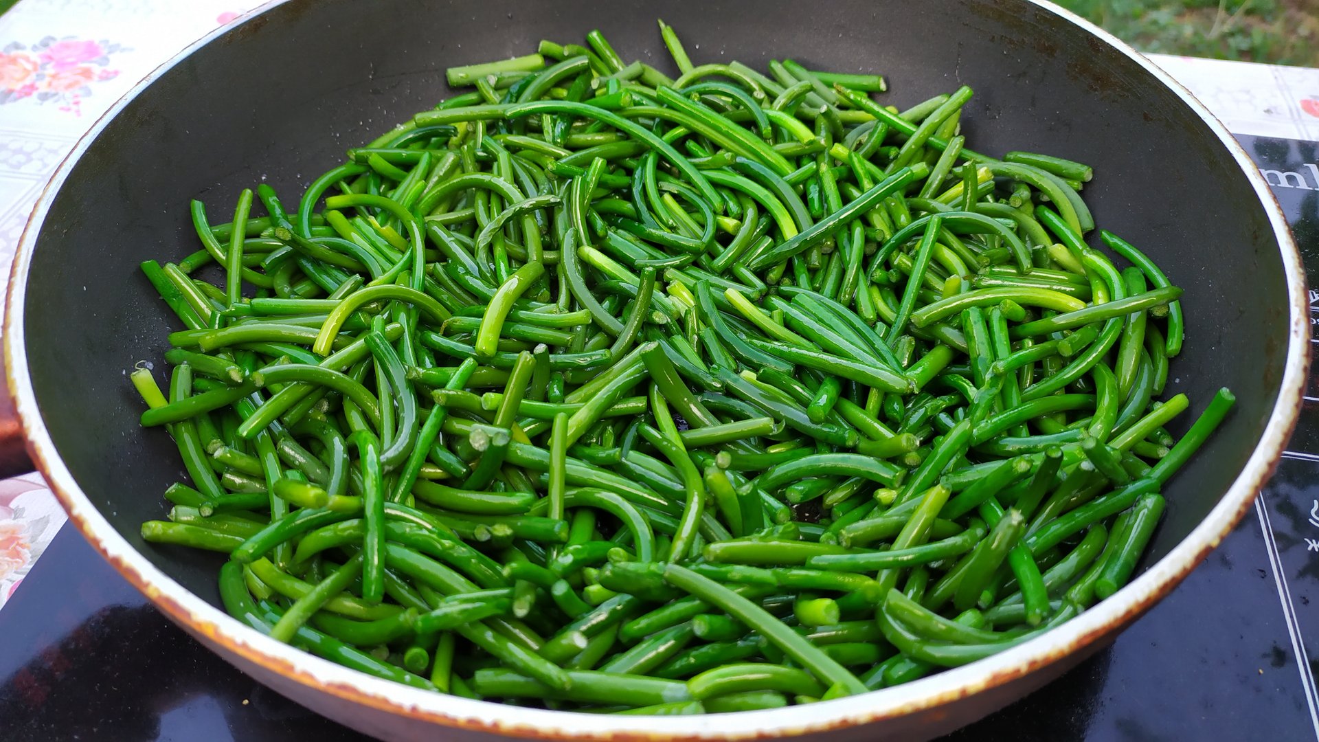 Чесночные стрелки с куриным филе на сковороде